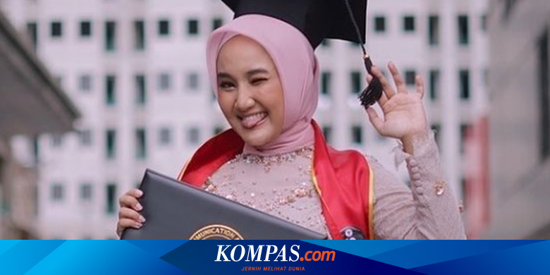 Pamer Foto Pakai Topi Toga, Fatin Shidqia Lubis Bersyukur Akhirnya Jadi ...