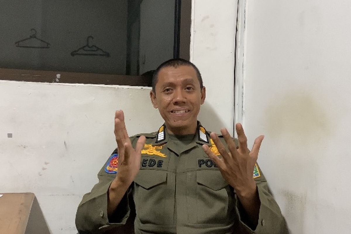 Mengenal "Mr Dede", Satpol PP yang Fasih Berbahasa Inggris karena Film