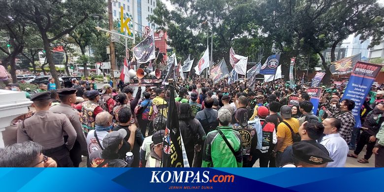 Tolak Penerapan ERP, Massa Pengemudi Ojol Berdemo di Gedung DPRD DKI