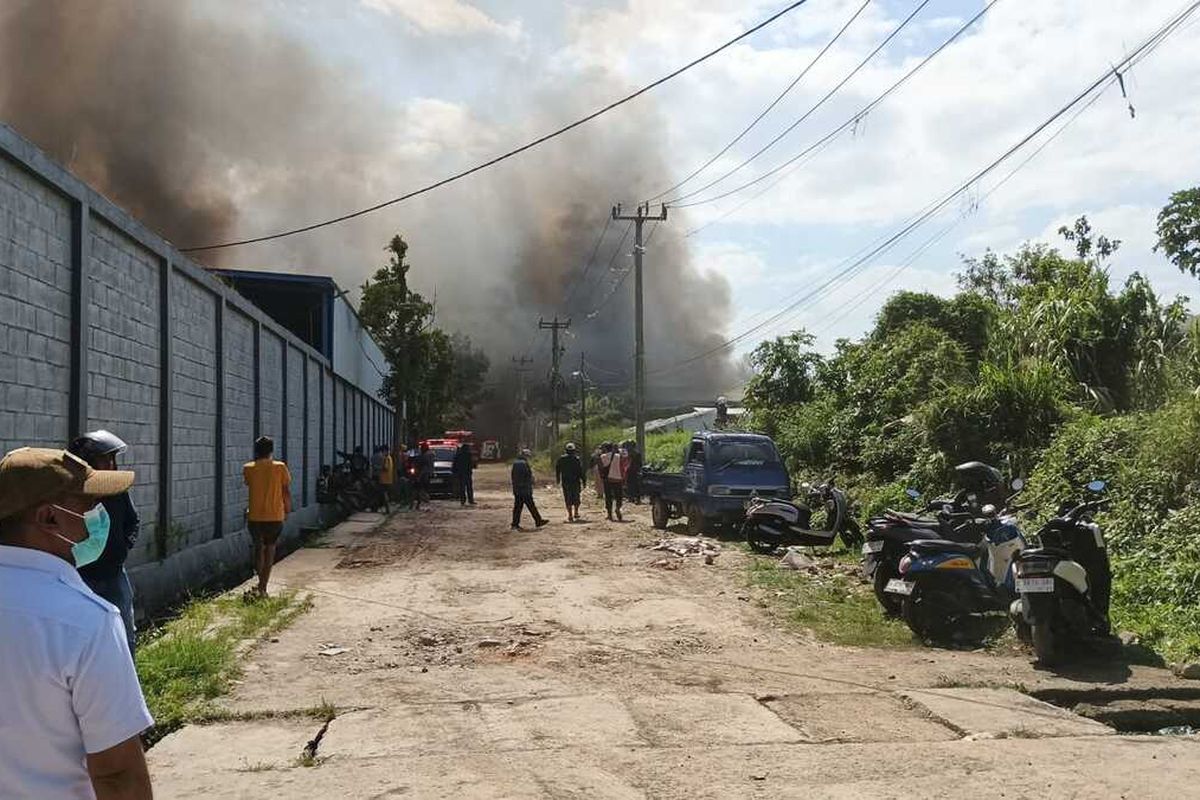 Kebakaran Gudang di Cibolerang Bandung, Gudang Mebel hingga Rongsok ...