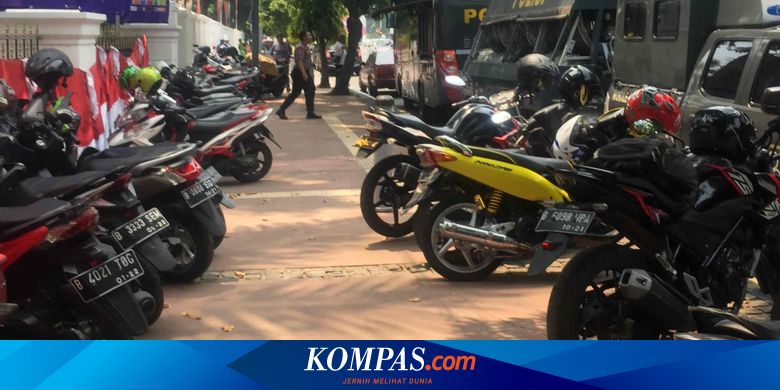 Ada Demo, Motor Parkir Berjejer di Trotoar Jalan Medan Merdeka Barat