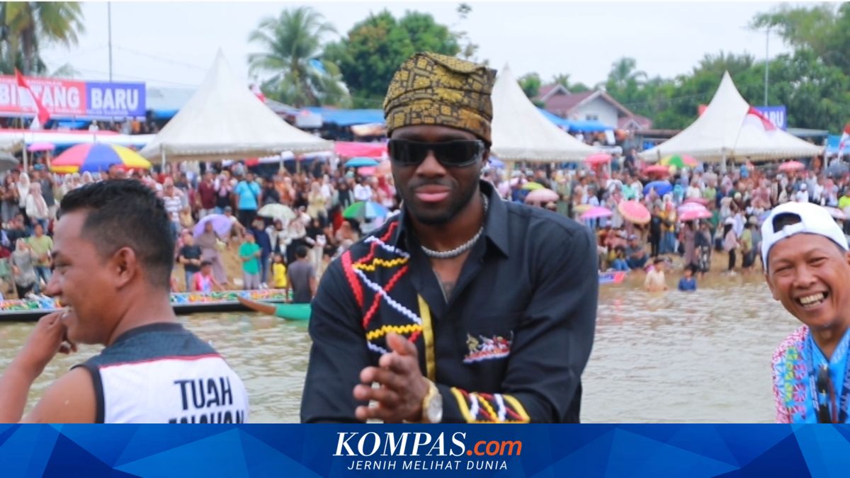 Melly Mike Bikin Tato Bergambar Garuda Pancasila di Kakinya