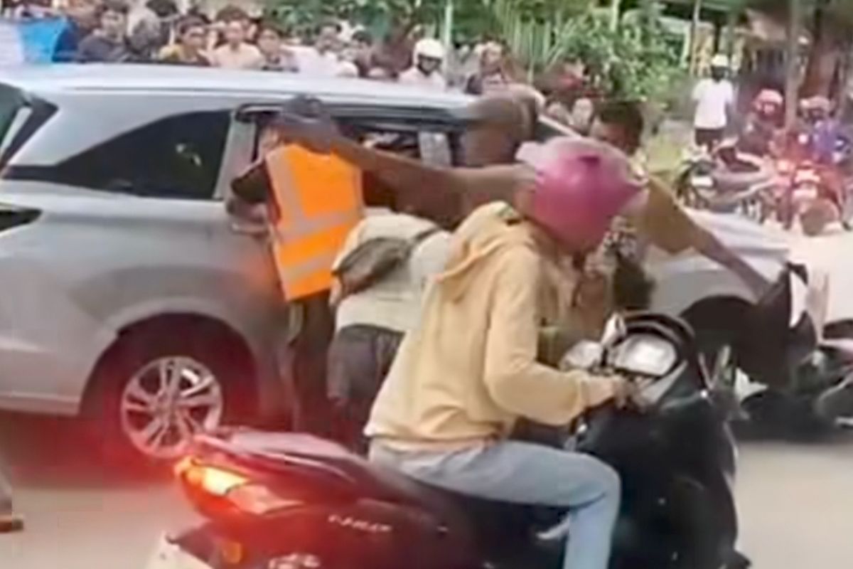 Avanza Oleng di Bekasi, Juru Parkir Luka Berat dan 4 Motor Tertabrak