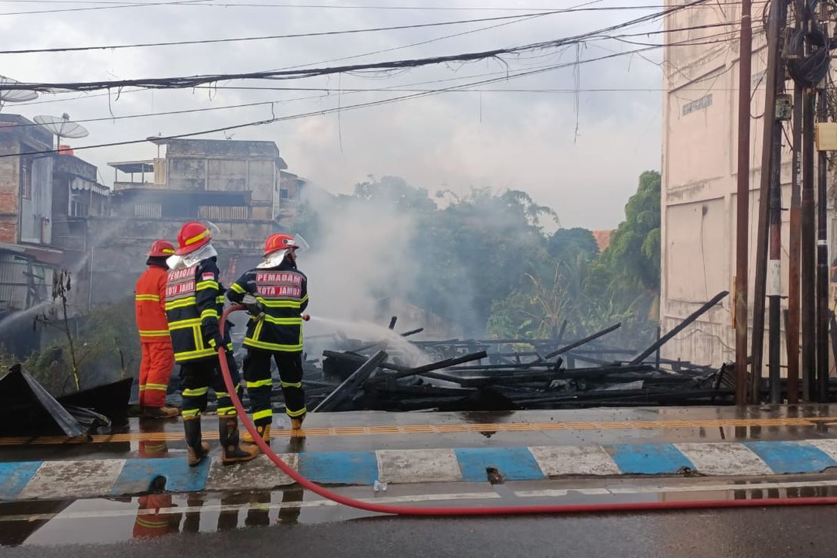 Tiga Bedeng di Jambi Ludes Terbakar akibat Puntung Rokok