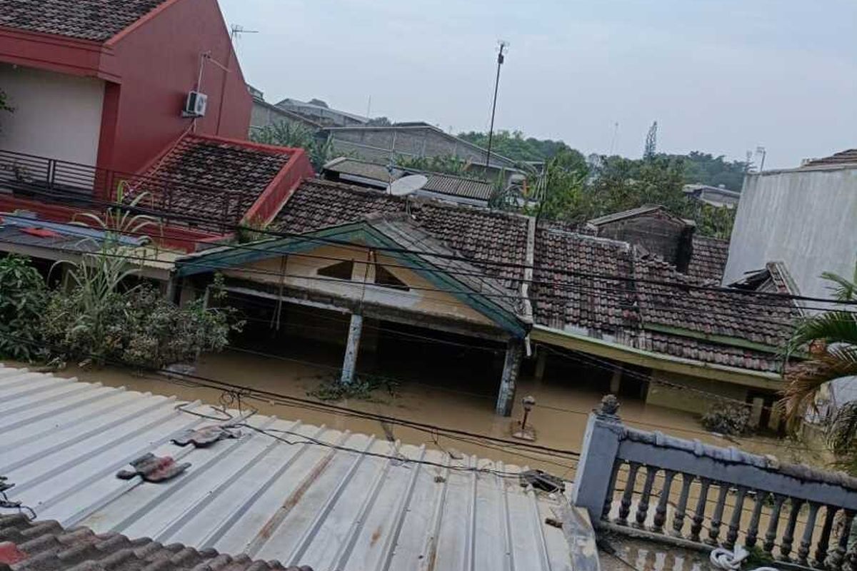 Bojongkulur Bogor Dilanda Banjir, 4.971 KK Terdampak, Mengungsi ke Atap ...