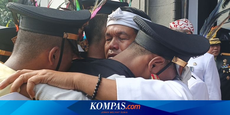 Tangis Dedi Mulyadi Pecah Saat Peluk Siswa Pendidikan Karakter: Ini soal Hati...