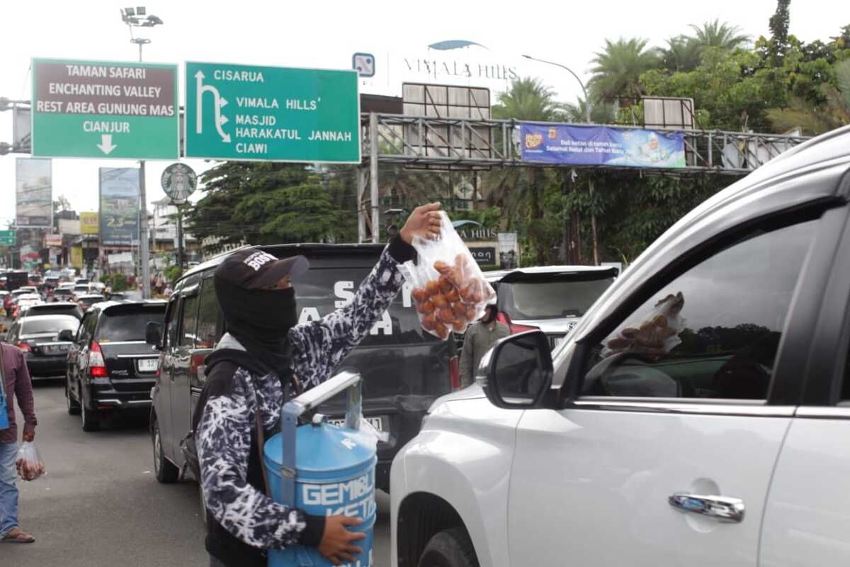 9 Jam Terjebak Macet Imbas Penutupan "One Way" Puncak Bogor, Mau "Happy" Malah Tersiksa