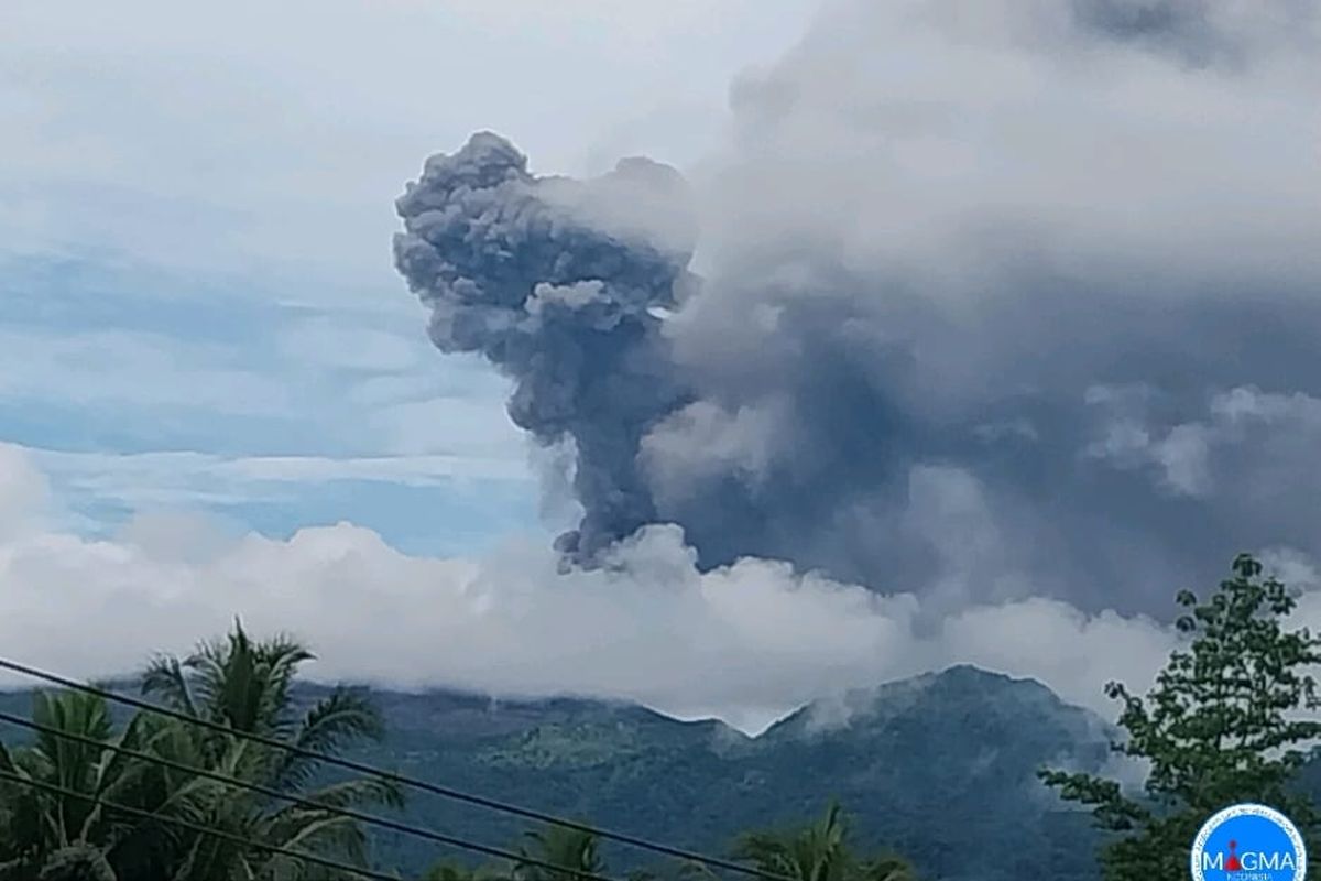 Gunung Dukono Alami Erupsi, Ketinggian Abu Vulkanik Capai 1.100 Meter