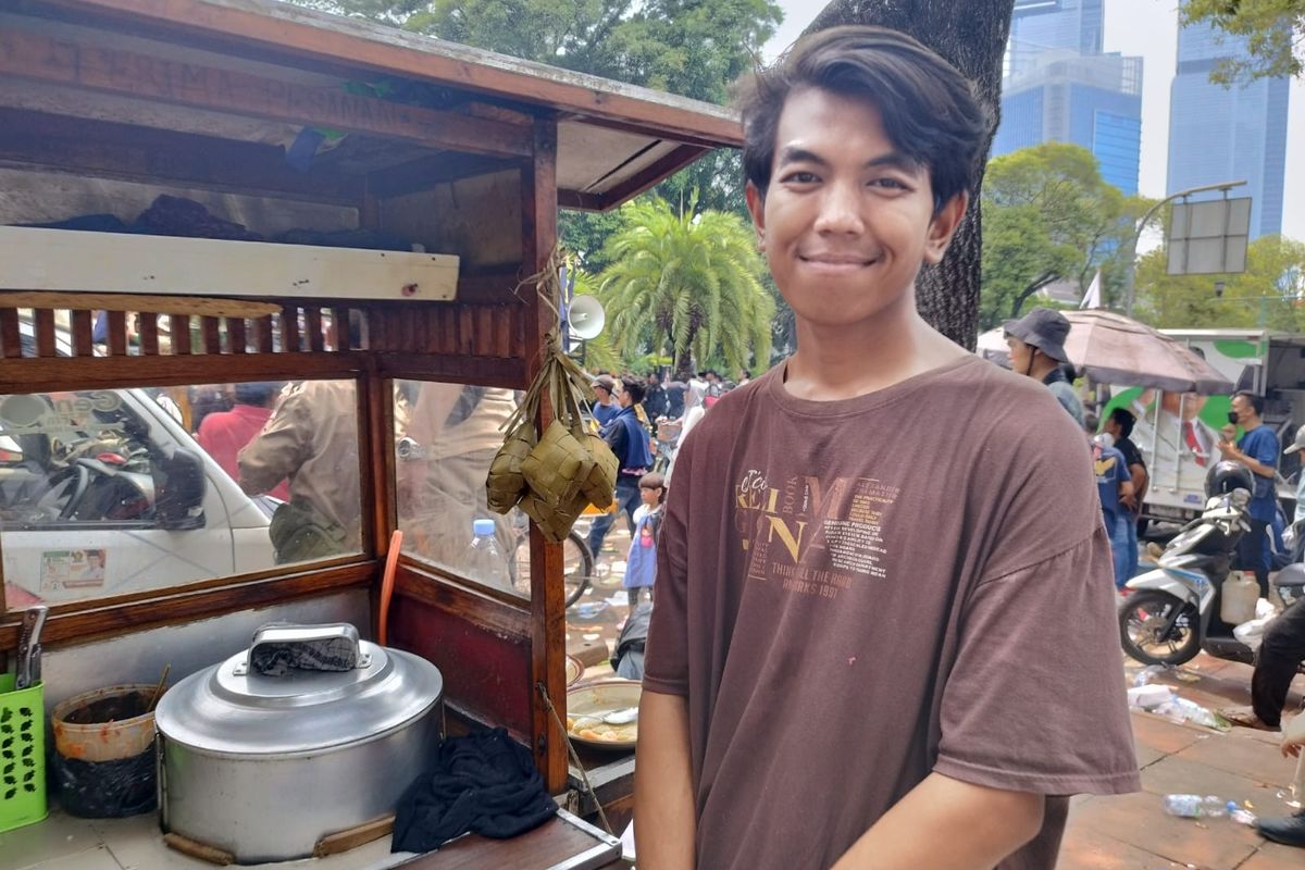 Cerita Hasanudin Bawa Kehangatan lewat Sepiring Lontong Sayur