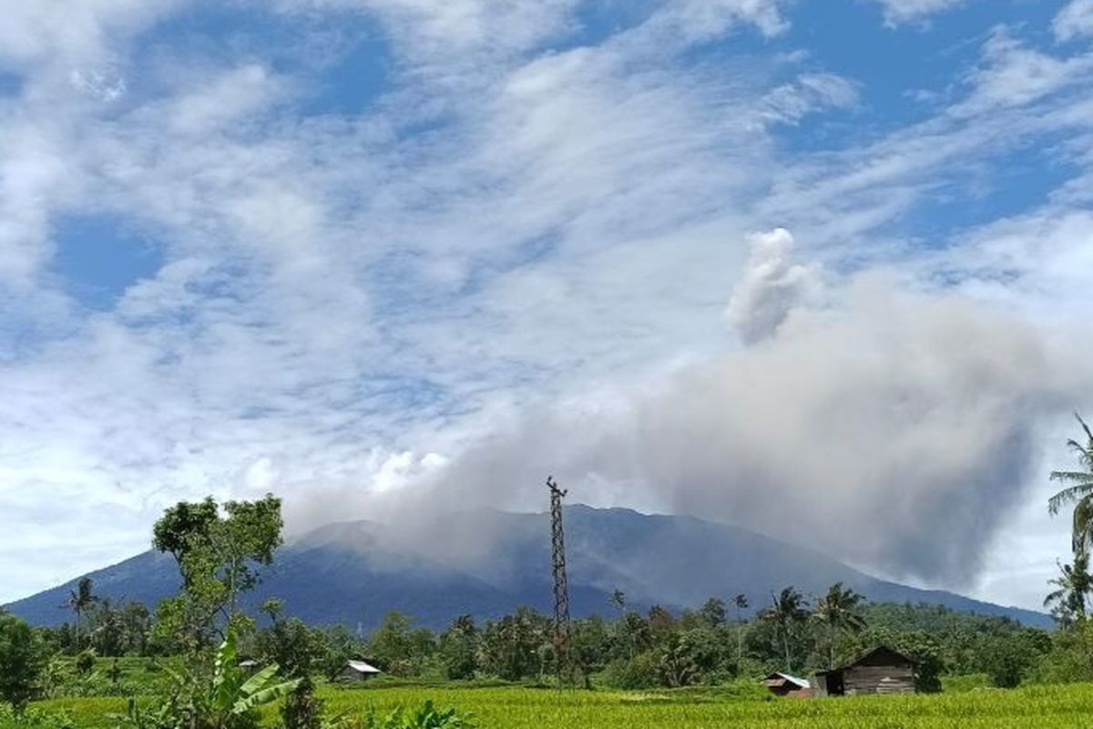 Gunung Marapi Kembali Meletus, Keluarkan Abu Setinggi 400 Meter