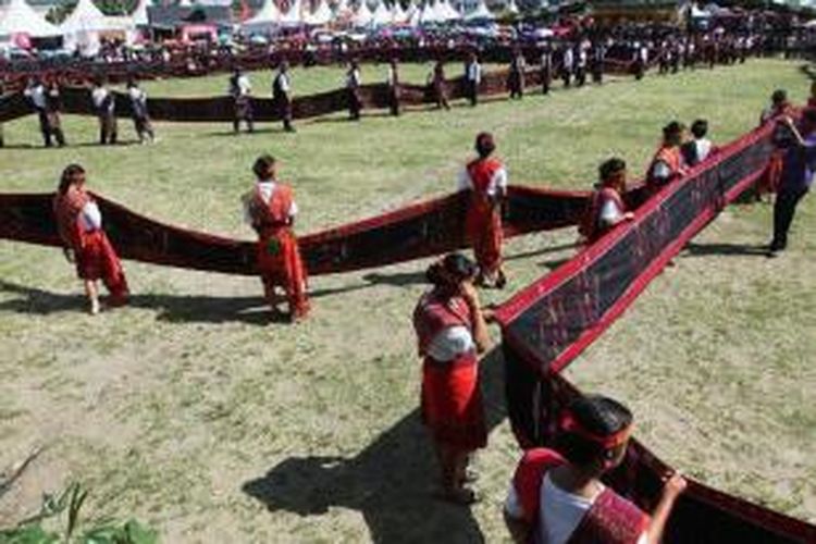Inilah Ulos Terpanjang Sejagat di Festival Danau Toba 2014