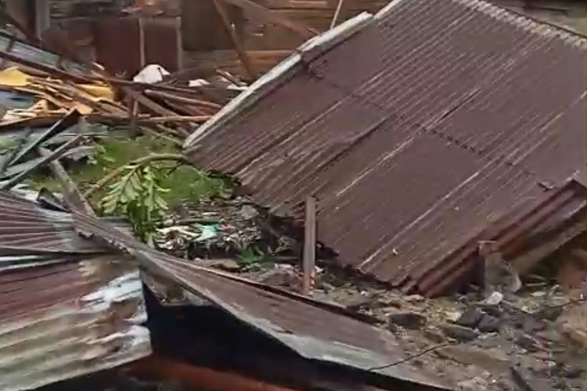 Fenomena Langka, Hujan Es 15 Menit di Jambi Porak-porandakan 48 Rumah Warga