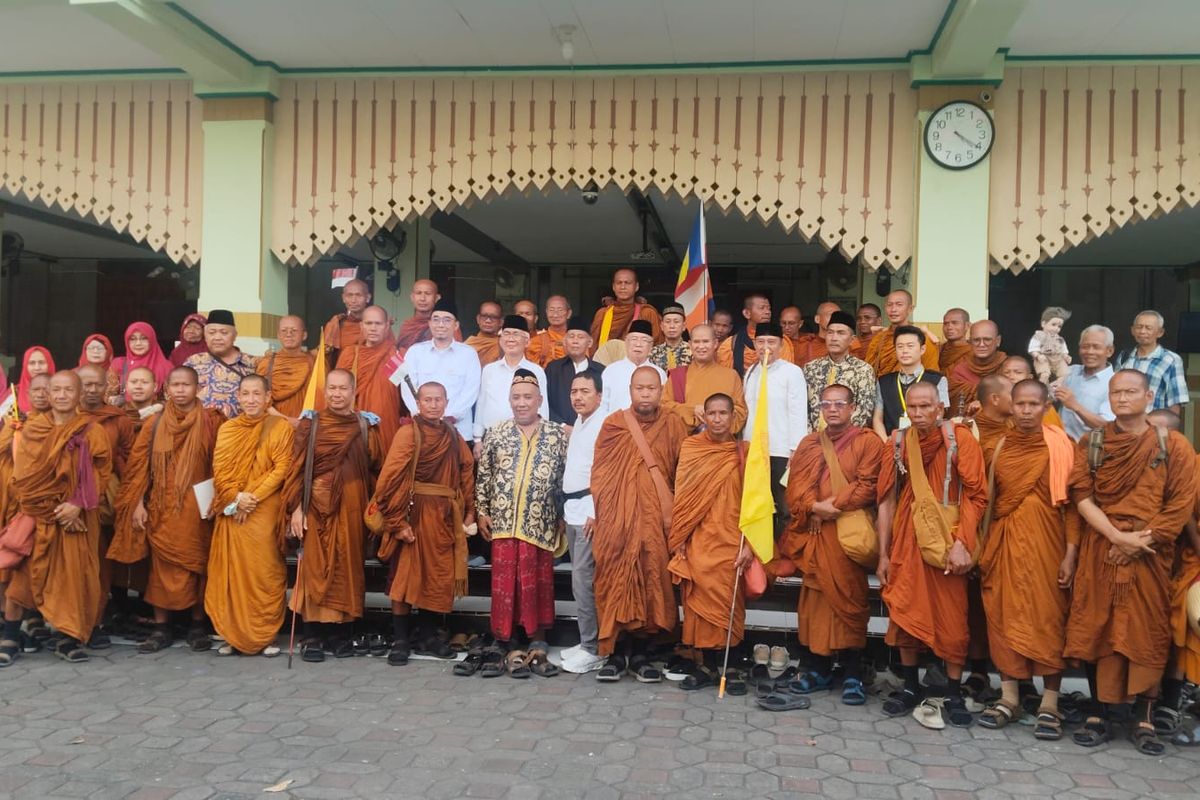 Biksu Thudong yang Jalan Kaki Bangkok-Borobudur Singgah di Masjid ...