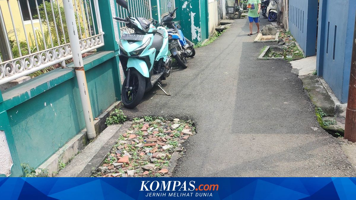 Melihat Makam-makam di Gang Pisangan Timur...