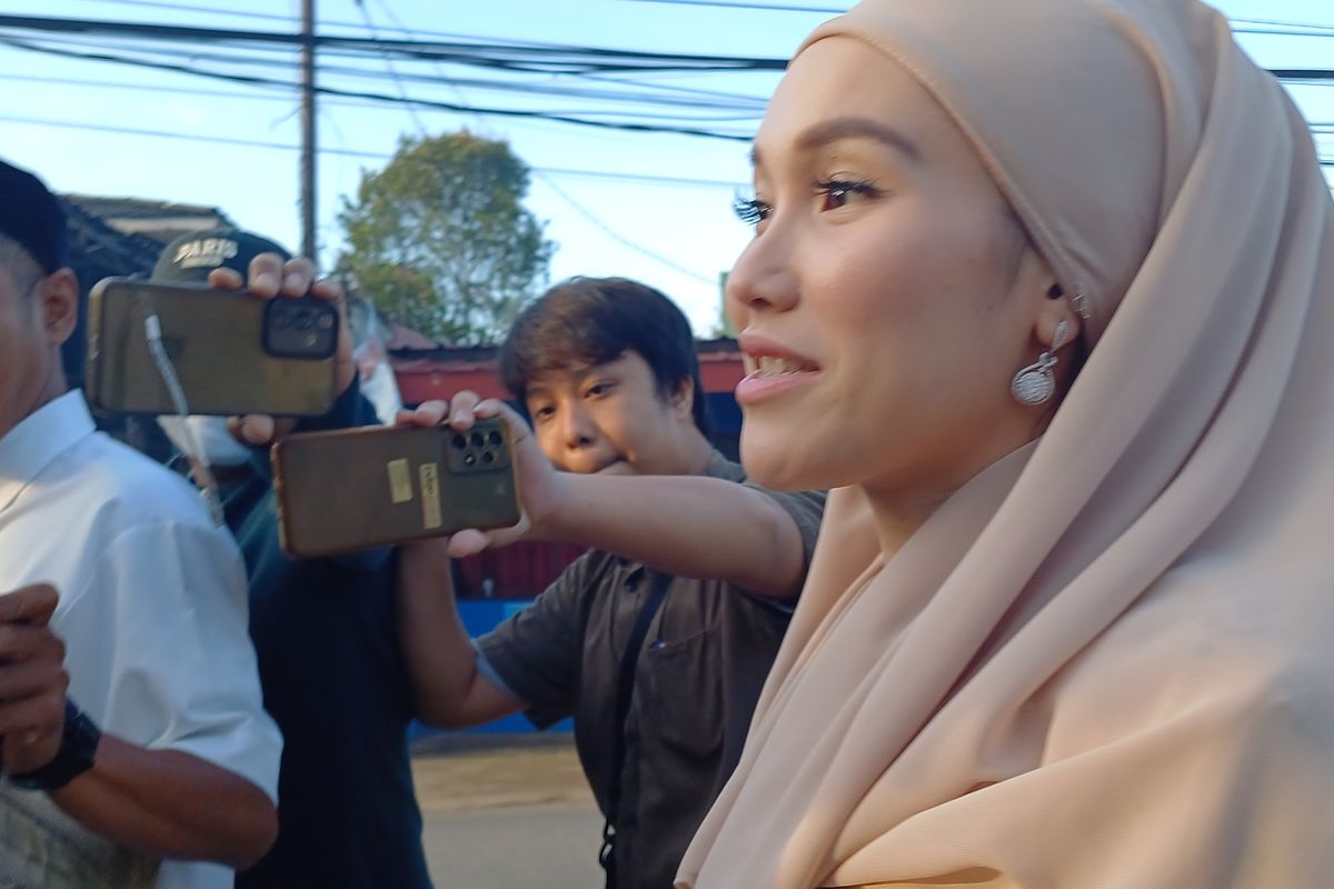 Keseruan Ayu Ting Ting Rayakan Lebaran bersama Keluarga