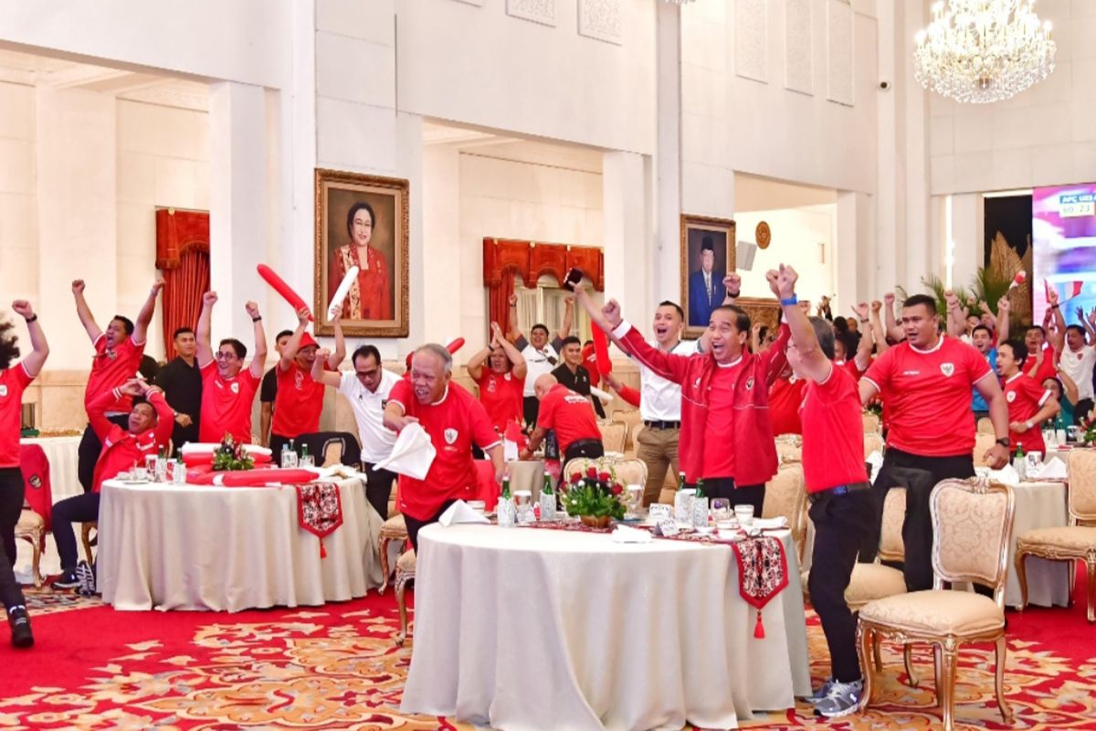 Nobar Laga Indonesia Vs Uzbekistan, Jokowi Terdiam Saat Gol Timnas ...