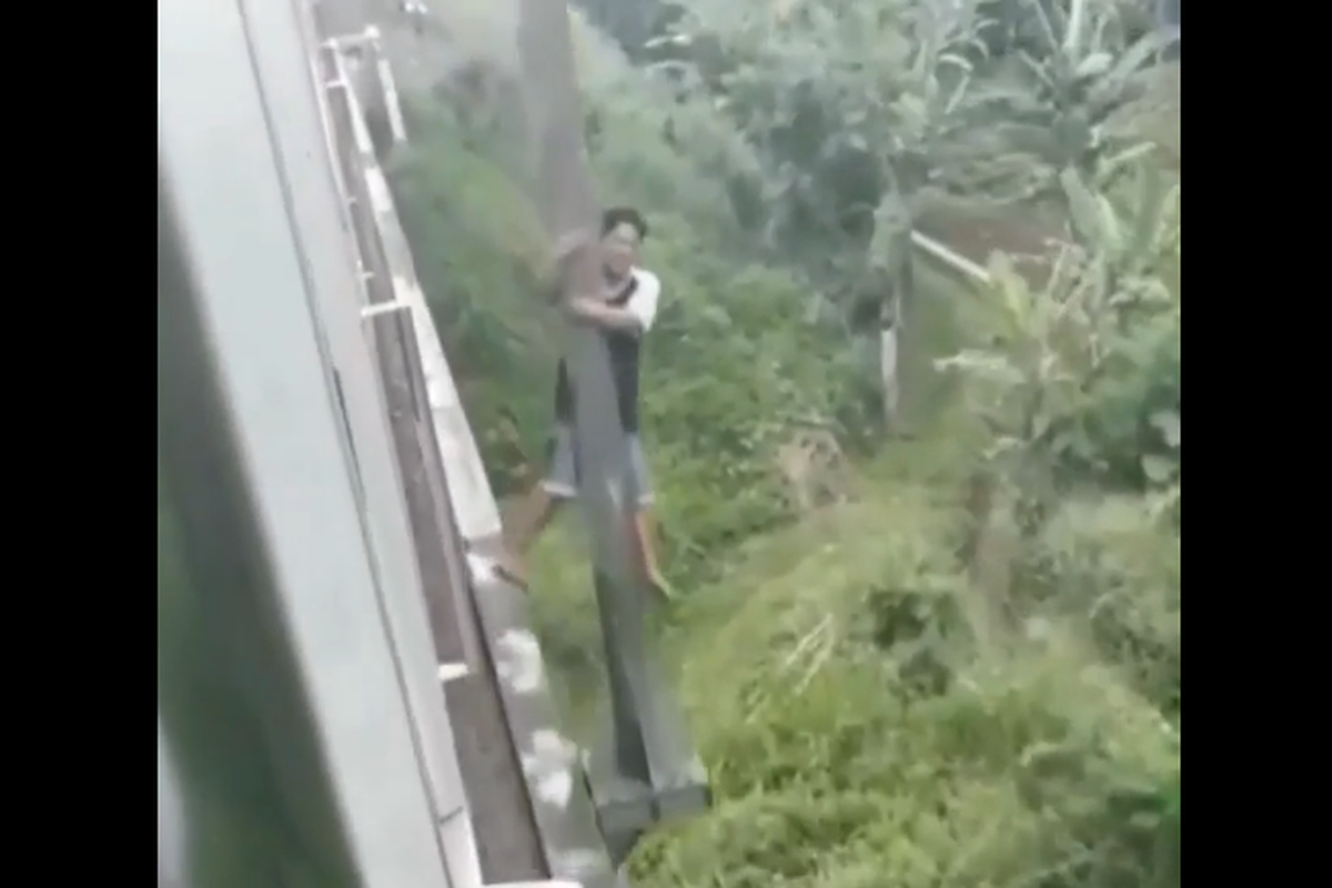 Viral Video Pria Lewat Jalur Kereta hingga Bergelantungan, Ini ...