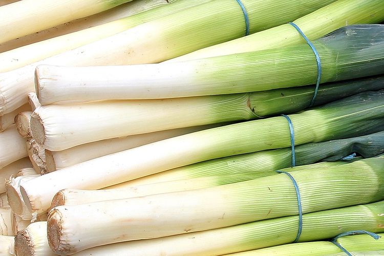 4 Beda Daun Bawang dan Bawang Prei yang Terlihat Sangat Mirip