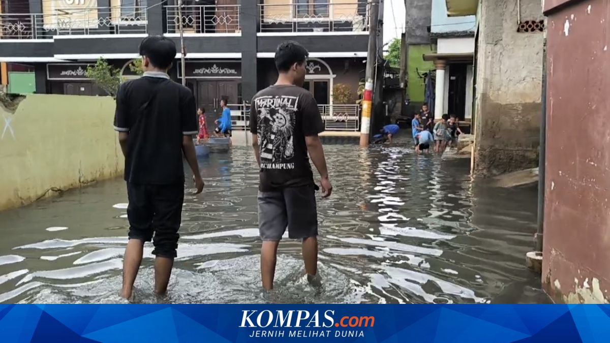 Kesusahan dan Keceriaan di Balik Banjir Cipondoh