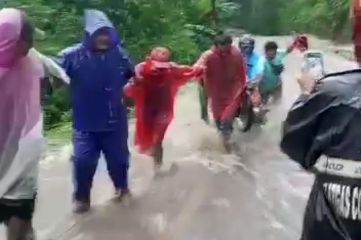 Banjir Landa Jalan Menuju Curug Cipendok Banyumas, Pengendara Motor Nyaris Terbawa Arus