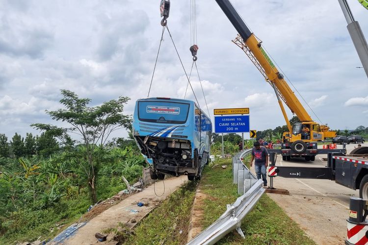 Foto : Kecelakaan Maut di Tol Ciawi-Sukabumi, Ini Penjelasan Pengelola