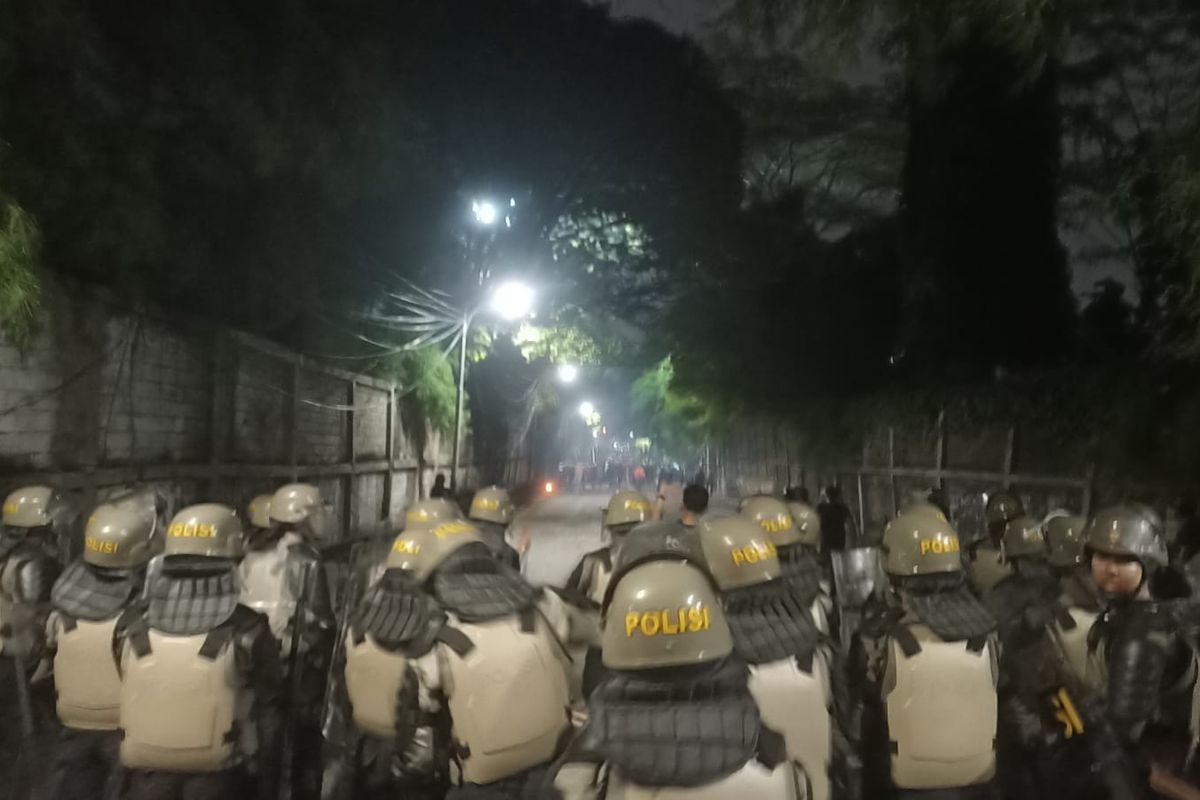 Situasi Terkini Ricuh Massa Aksi Dekat GBK: Gas Air Mata dan Kembang ...