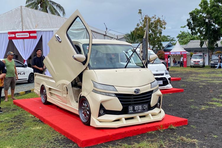 Foto : Modifikasi Ekstrem Daihatsu Gran Max Pakai Pintu Gunting