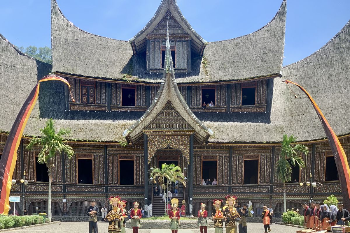 Harga Tiket Masuk Istano Basa Pagaruyung dan Aktivitas Wisatanya
