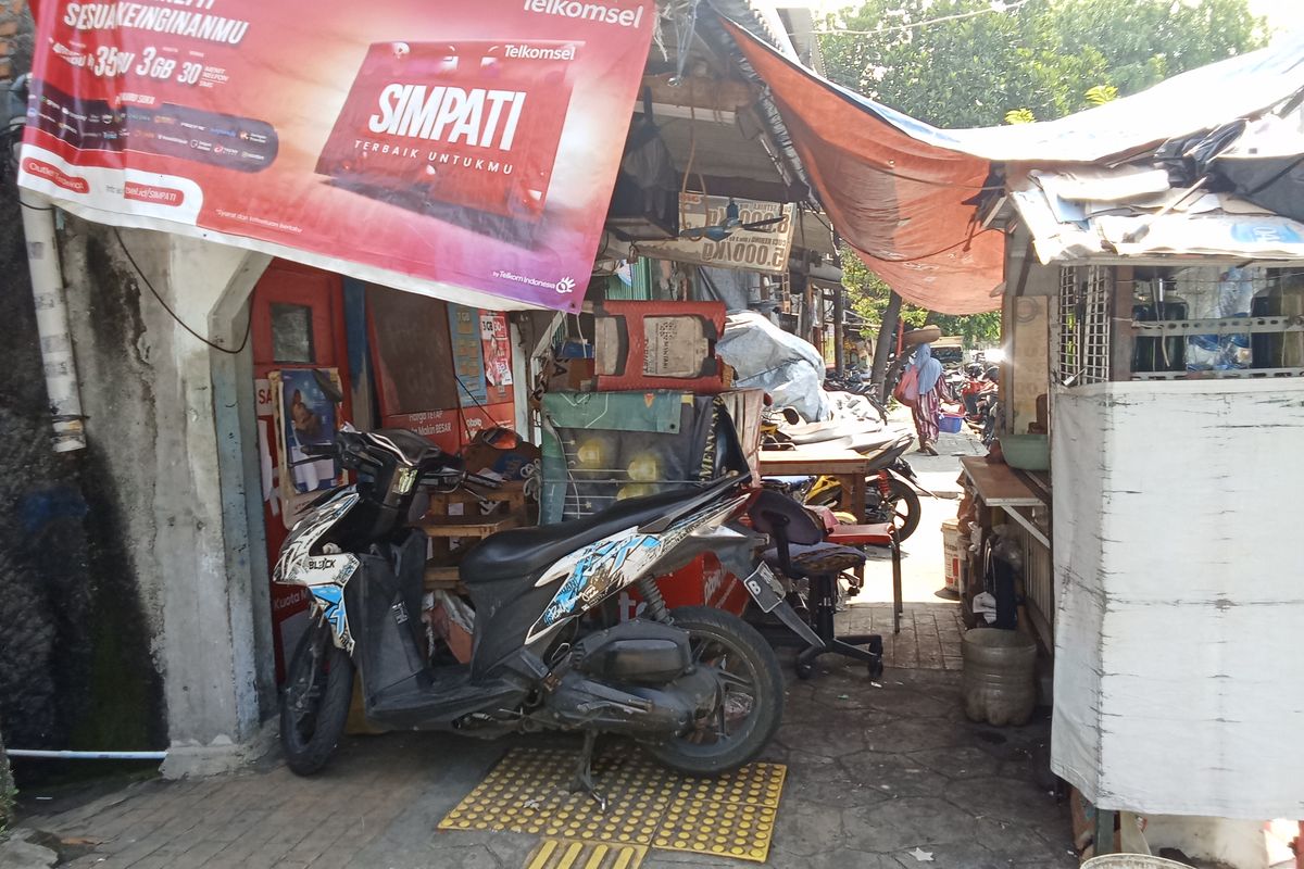 Pedagang dan Parkir Liar Kuasai Trotoar Jalan Muwardi, Guiding Block ...