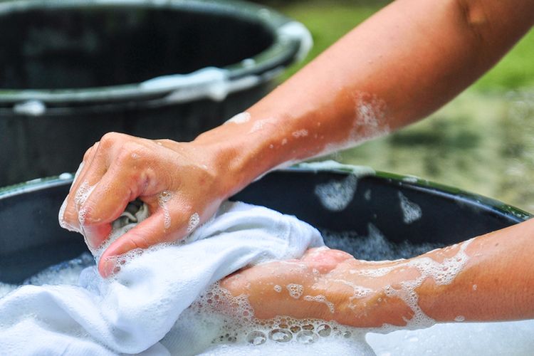 Hal yang Boleh dan Tidak Dilakukan Saat Mencuci Pakaian dengan Tangan