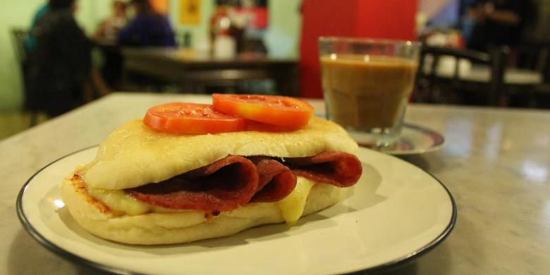 Sarapan Sego Ireng Ditemani Lagu Benyamin dan Ida Royani