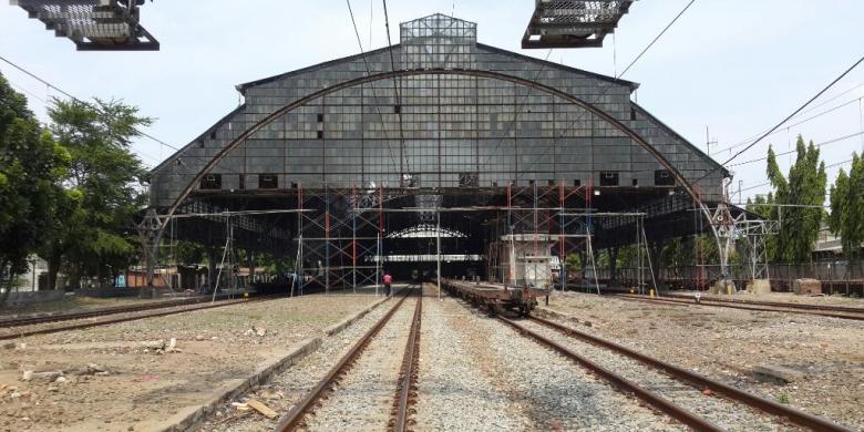 Stasiun Tanjung Priok, Mulai dari Ruang Dansa, Bar, hingga Peron yang Tua