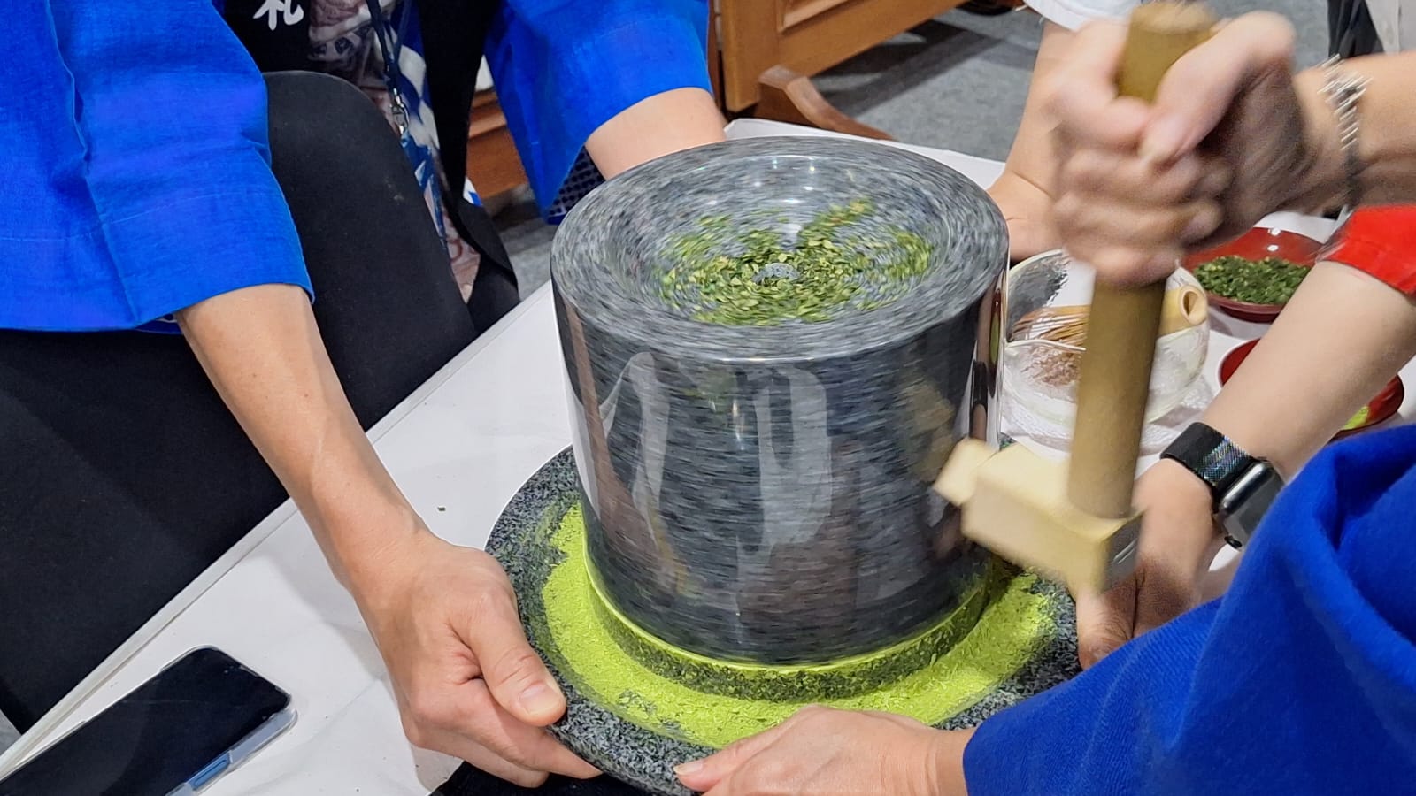 Grinding Daun Teh Pakai Gilingan Batu Tak Mudah, Intip Proses Bikin ...