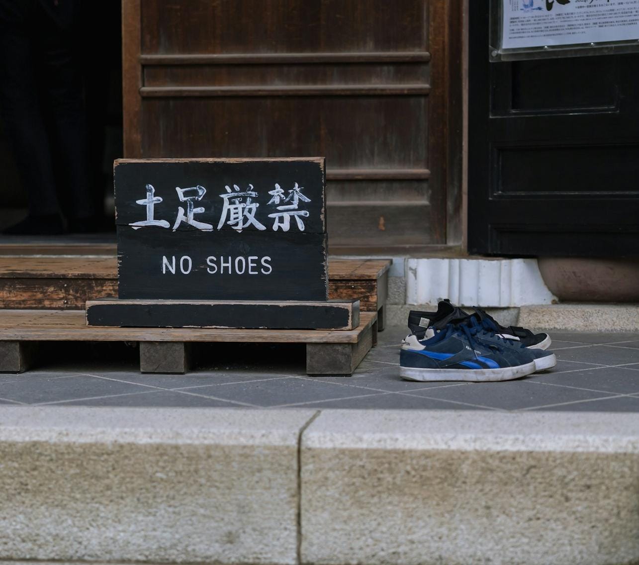 Masuk Rumah di Jepang Wajib Lepas Sepatu, Begini Sejarah dan Aturannya
