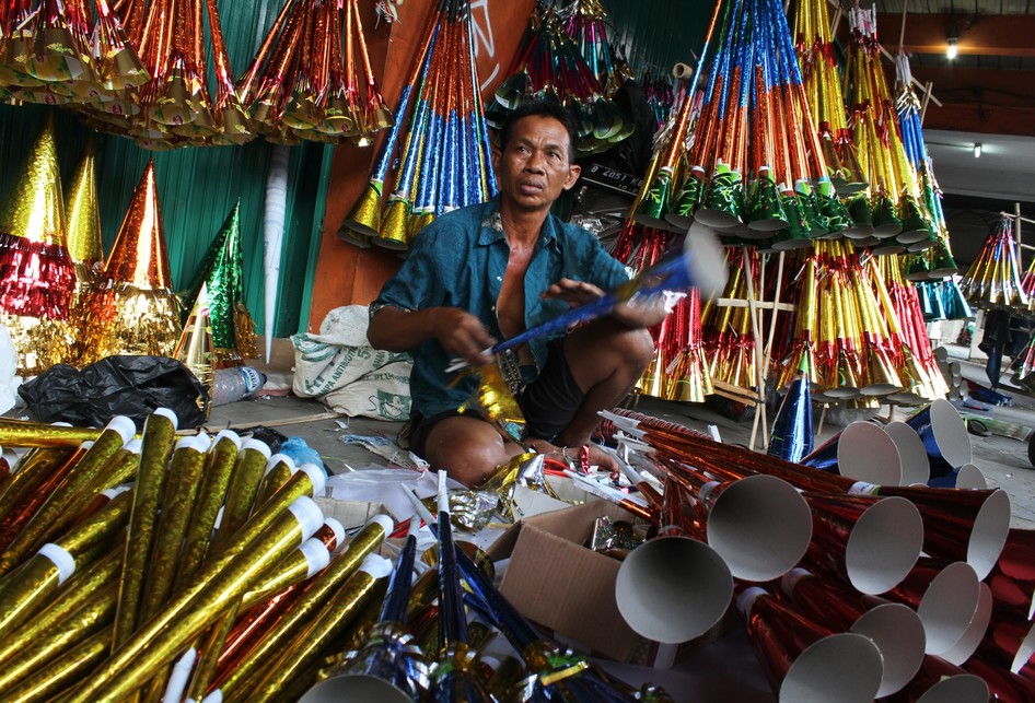 Jelang Akhir Tahun, Pedagang Terompet Tingkatkan Produksi