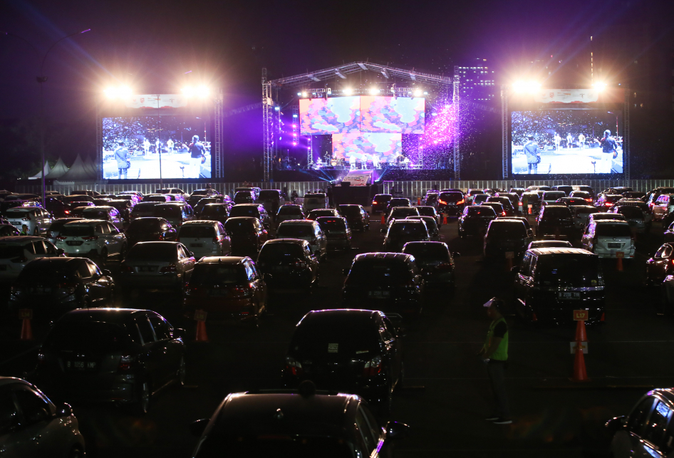 Antusias Warga Hadiri Drive-In Concert Pertama di Jakarta