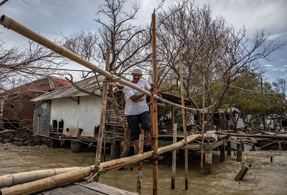 Duka Warga Pesisir Demak Usai Diterjang Gelombang Tinggi