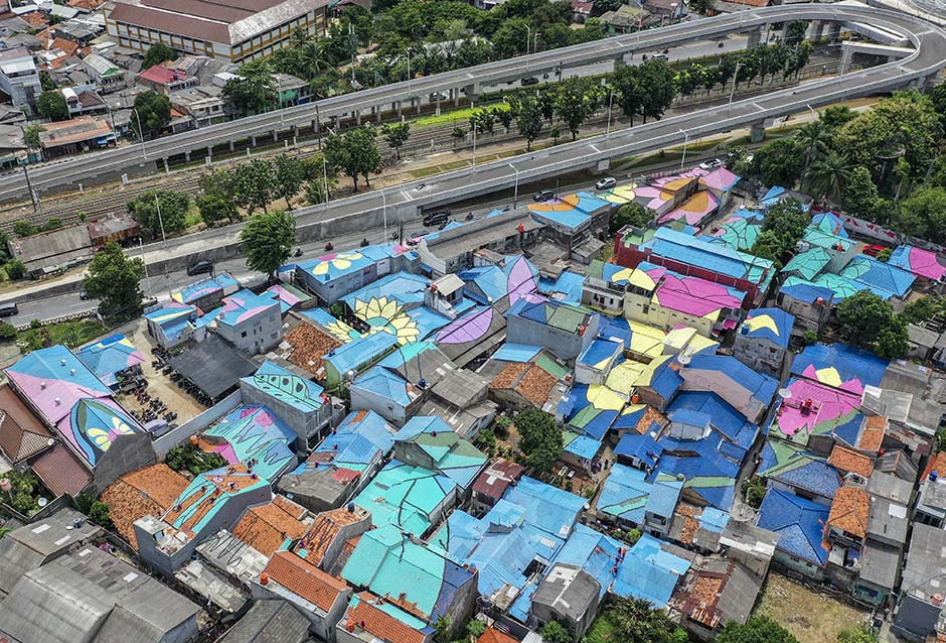 Warna-warni Atap Rumah di Sekitar Flyover Lenteng Agung