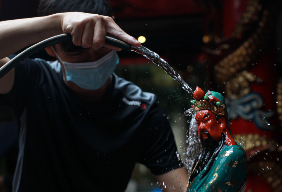 Ritual Cuci Rupang di Wihara Dhanagun Bogor Jelang Imlek