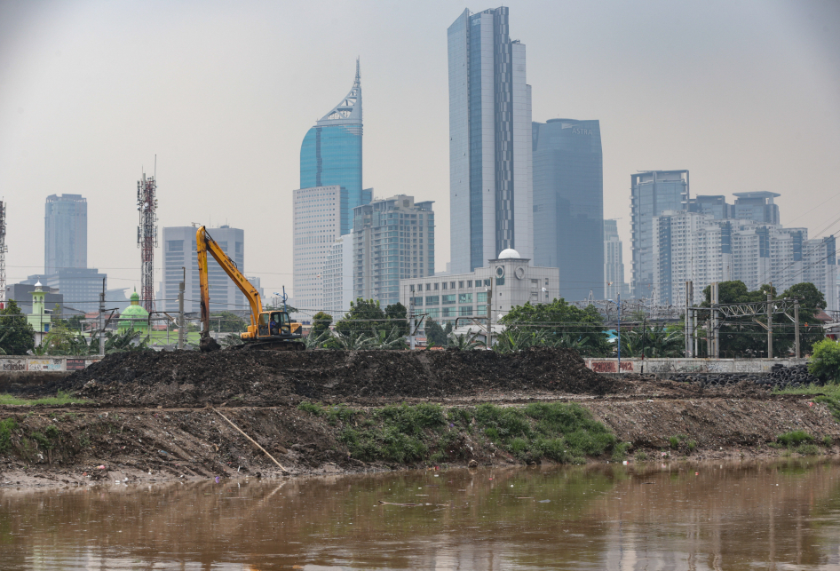 Gerebek Lumpur Antisipasi Banjir Jakarta