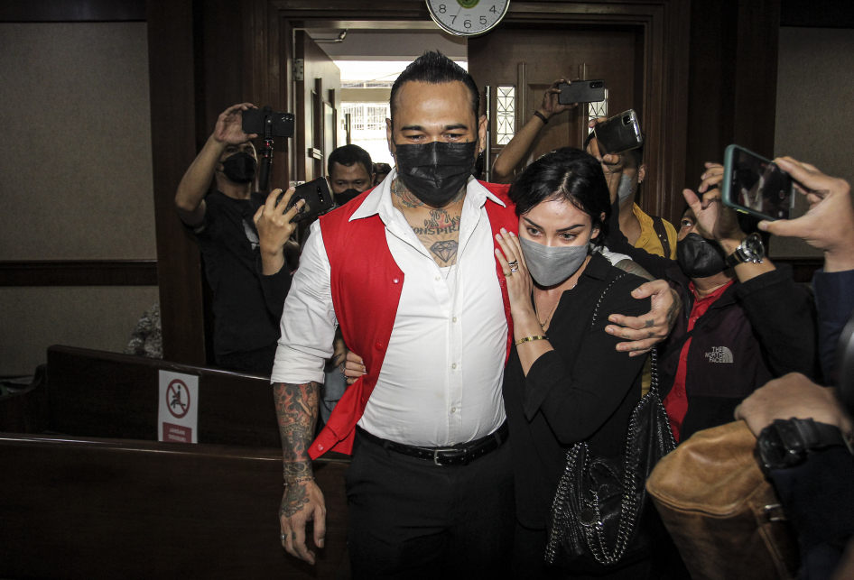 Kemesraan Jerinx dan Istrinya saat Sidang Vonis