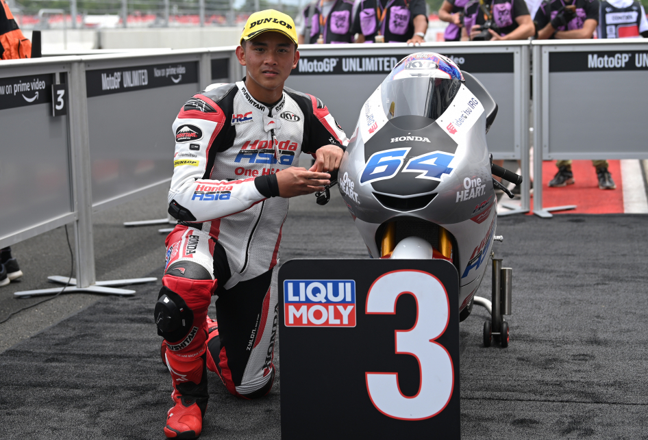 Mario Aji Pebalap Indonesia Pertama yang Start di Baris Terdepan Moto3