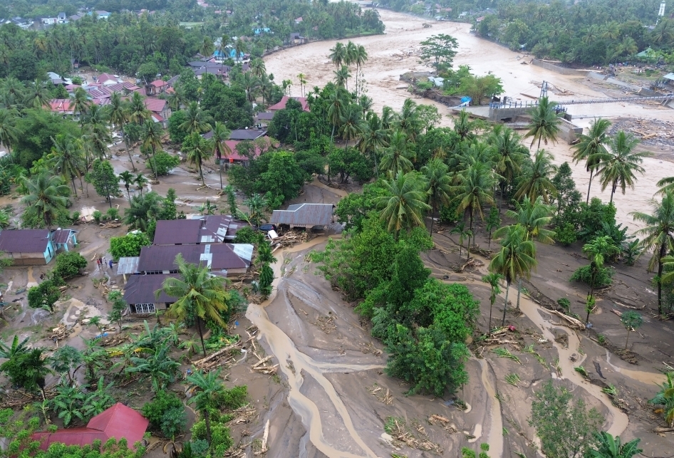 Foto Udara, Sumatera Dilanda Banjir Bandang dan Tanah Longsor