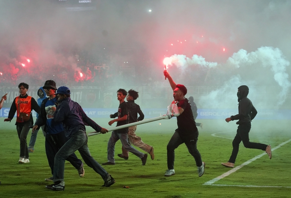 PSM Makassar Kalah Lawan Persib, Suporter Ricuh Masuk ke Lapangan