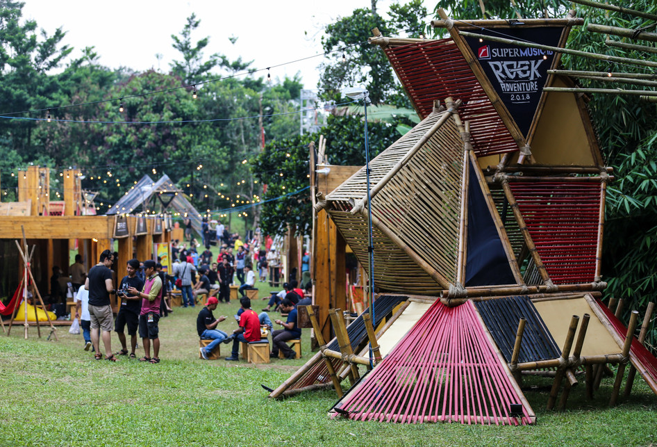 Sensasi Menikmati Musik Cadas di Alam Terbuka