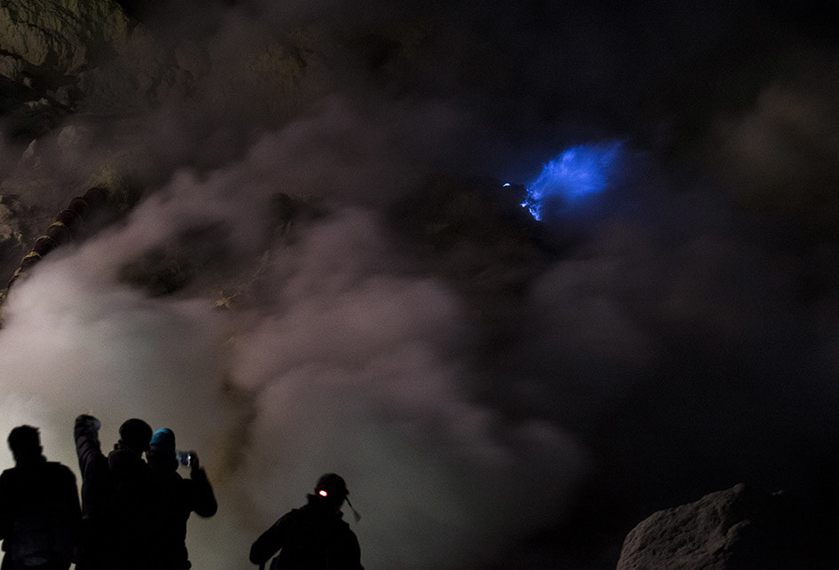 Pesona Api Biru Ijen yang Mendunia