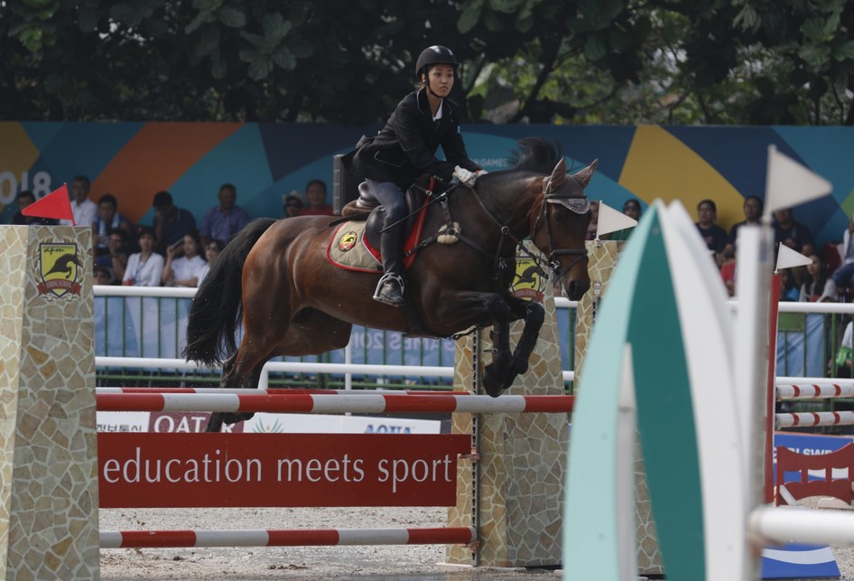 Aksi Atlet Modern Pentathlon Adu Ketangkasan Berkuda